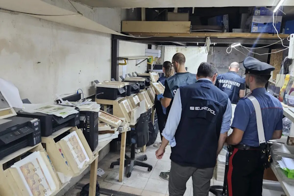 SecuringIndustry.com - Prolific fake euro forger arrested in Italy